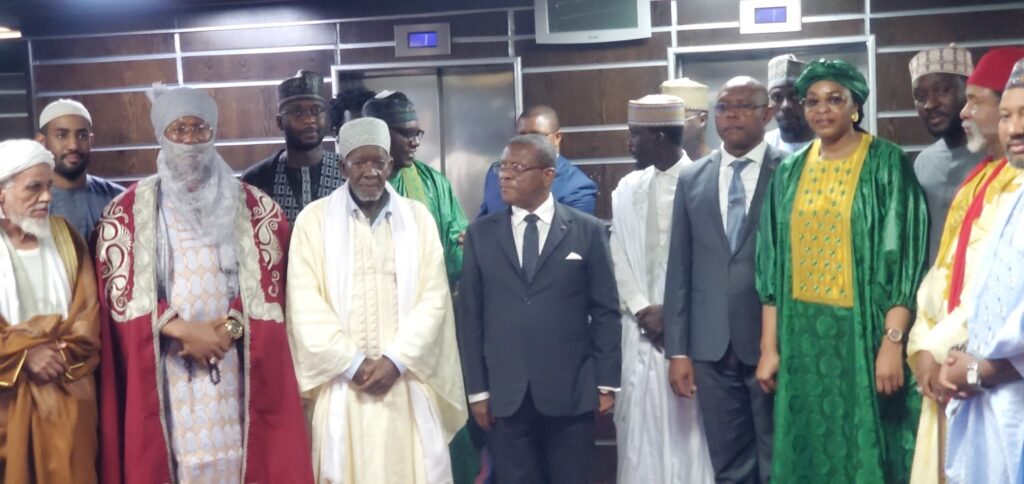 CAMEROUN : Cheikh Mahi Niass accueille de nouveaux convertis à l'Islam - EmediaSN